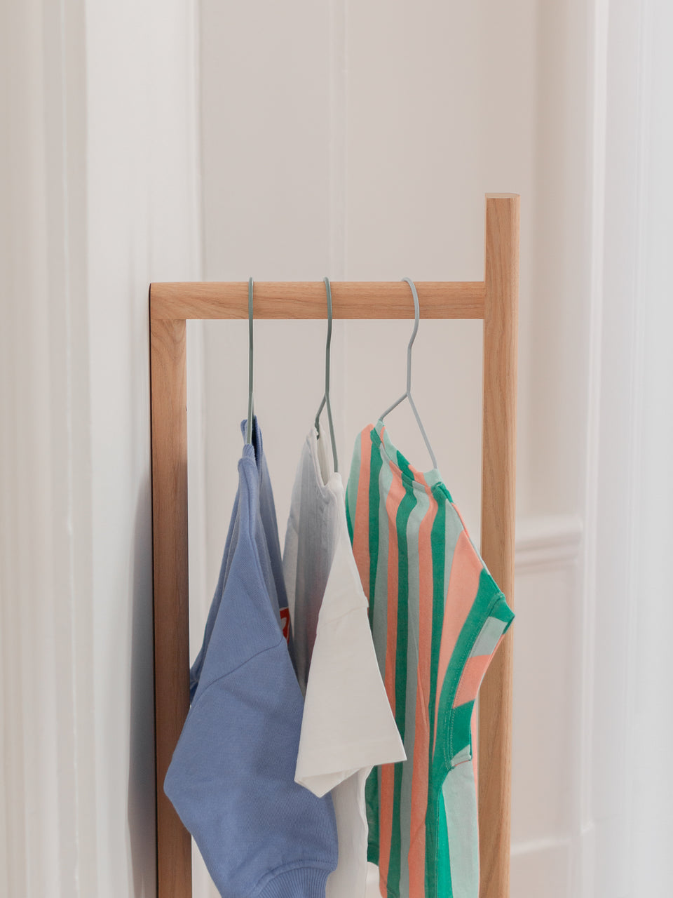 Le Valet | Valet de chambre en bois | Gllu – gllu